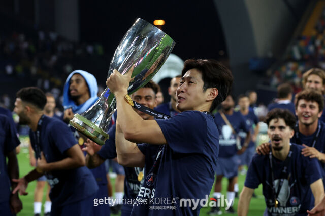 'PSG 교체 자원 불만족 이강인, 시즌 중 떠날 수 있다'…'EPL 감각 갖춘 선수 극찬, 아스톤 빌라 영입 추진'