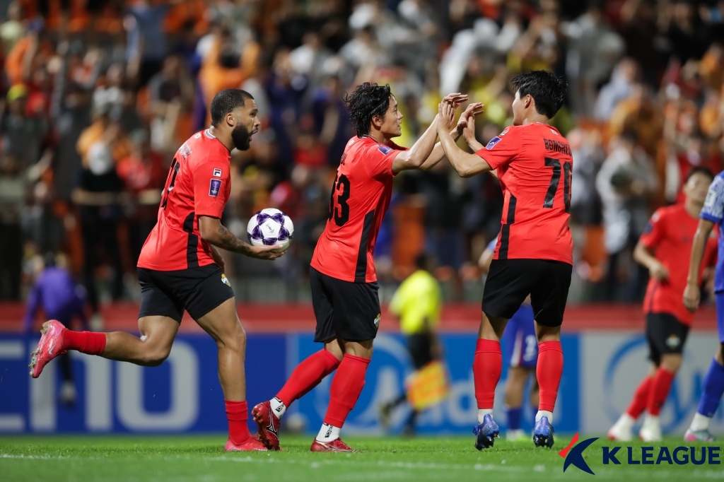 홍철 "둘째 임신 세리머니 하려고 했는데"…강원 ACLE 통산 1호골 작렬→"가브리엘, 눈치 없이 공 챙겨가" [현장인터뷰]