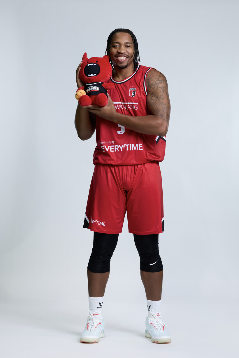 “KBL서 오래 뛰며 여러 번 우승하고 싶어” 정관장 새로운 2옵션 외국선수 워싱턴의 목표