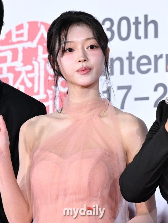 '프로젝트 Y' 오마이걸 유아, 본격 배우 데뷔 "욕설 대사 多" [30th BIFF]