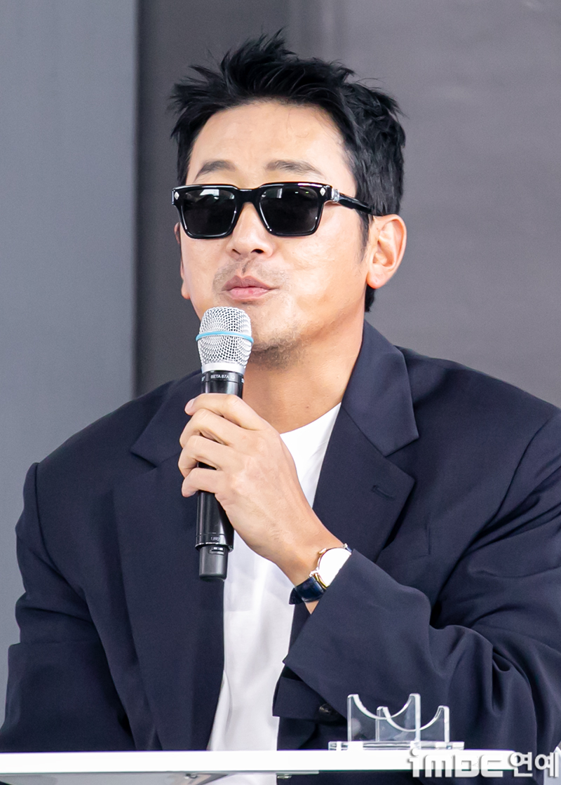 [30th BIFF] '윗집사람들' 하정우 네 번째 감독작 "스페인 원작보다 재미있을 것"