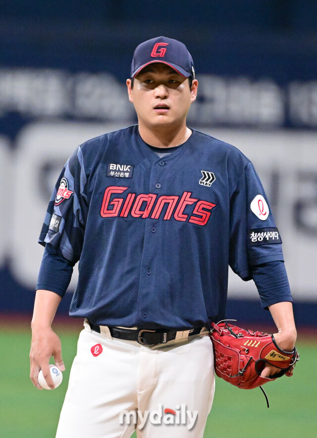 "되게 걱정했었다" 롯데 159km 에이스 또 문제 발생? 19일 NC전 선발 '감보아→나균안' 교체된 이유