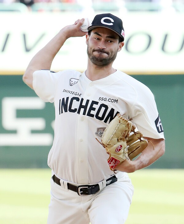 '화이트 시즌 10승' SSG, 15-2 대승으로 3위 굳히기…두산은 포스트시즌 좌절