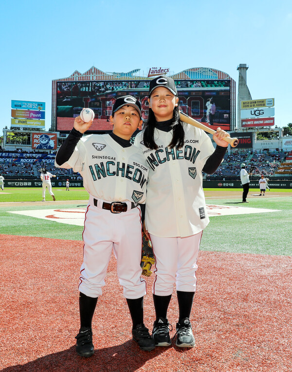 ‘리빙 레전드!’ SSG 김광현 2000탈삼진 시상...김광현 아들은 시구 [스춘 현장]
