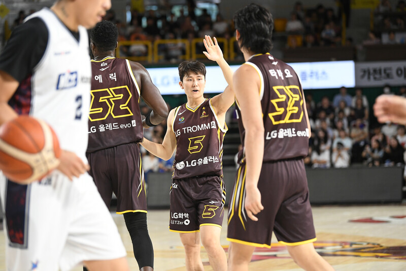 [OPEN MATCH] 디펜딩 챔피언 LG, 접전 끝 KCC 제압
