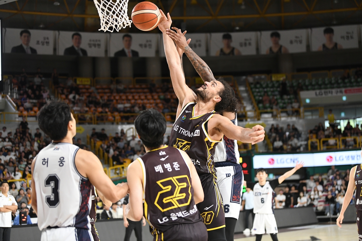 '디펜딩 챔피언' LG, 프로농구 시범경기 첫판서 KCC 제압