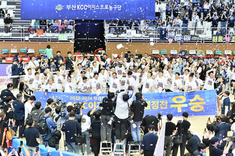 ‘부산 남매 팀’ KCC-BNK, 2025~2026시즌에는 ‘첫 동반 봄 농구’?