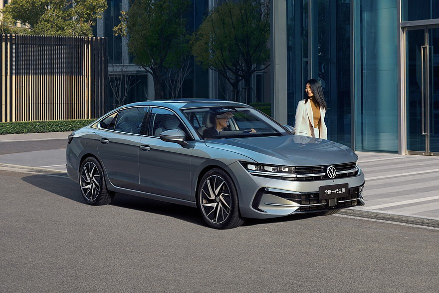 “그랜저 버리고 산다” 전장 4990mm에 220마력 터보 엔진 수입 세단, 시장 폭격한다 | 카텍