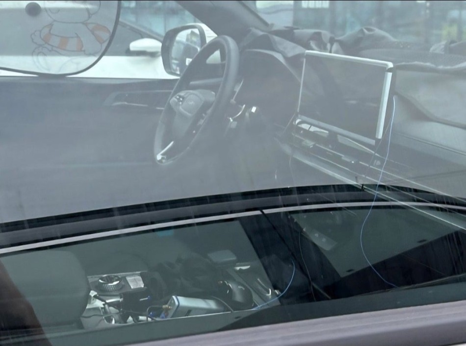 KGM Q300 실내 스파이샷 포착...디지털 감성으로 재탄생? | M투데이