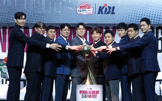 KBL 사령탑들 출사표...'수퍼팀' KCC 이상민 감독 "통합우승 도전"