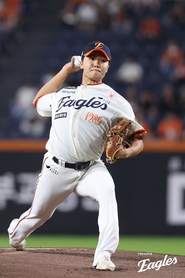 “위기 상황 오면 목숨 걸고 막겠다”…3.1이닝 KKK 쾌투로 한화 자존심 살려준 특급 루키, 가을야구에서의 활약 예고했다 [MK인터뷰]