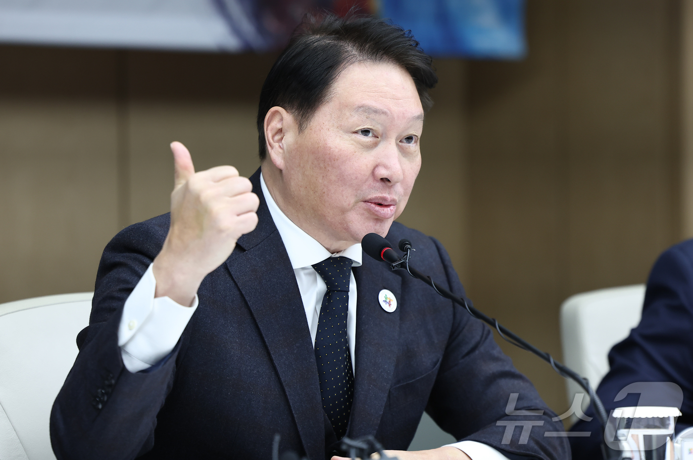 [APEC D-30]⑥ 숙소 챙기고 직접 초청장 전달…최태원 '고군분투'