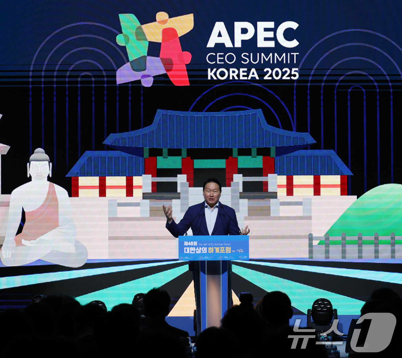 [APEC D-30]⑥ 숙소 챙기고 직접 초청장 전달…최태원 '고군분투'