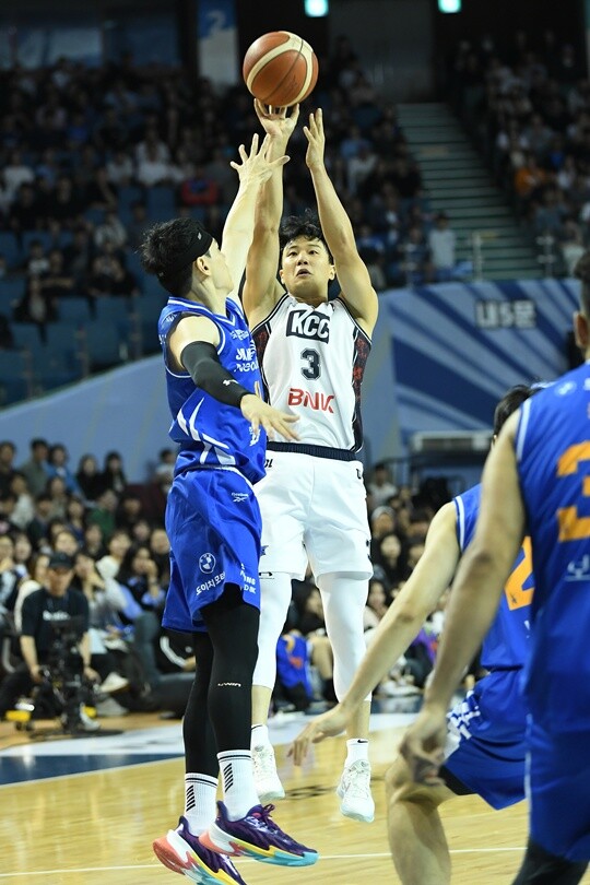 [BK 리뷰] ‘허웅+숀 롱 4Q 맹위’ KCC, 삼성 격파 … 이상민 감독, 개막전에서 6승 3패