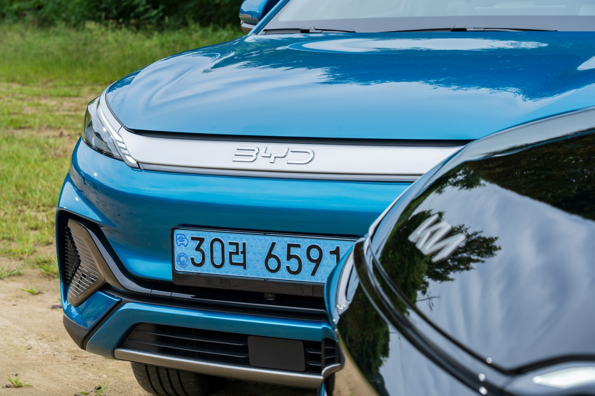 [비교시승] ‘가성비’ 전기 SUV 대결, 기아 EV3 vs. BYD 아토 3 | 로드테스트