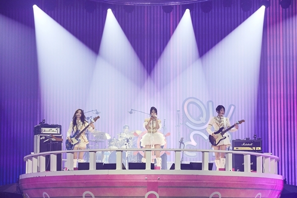 QWER, 응원봉 논란 속 데뷔 첫 월드투어 ‘ROCKATION’ 서울 공연 성료