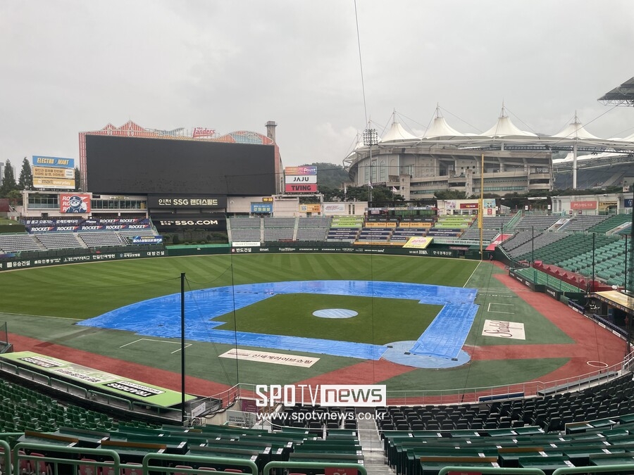 '새벽에도 비 예보가 있다' SSG-삼성 준PO 2차전 개최 불투명…이미 그라운드는 비에 젖었다