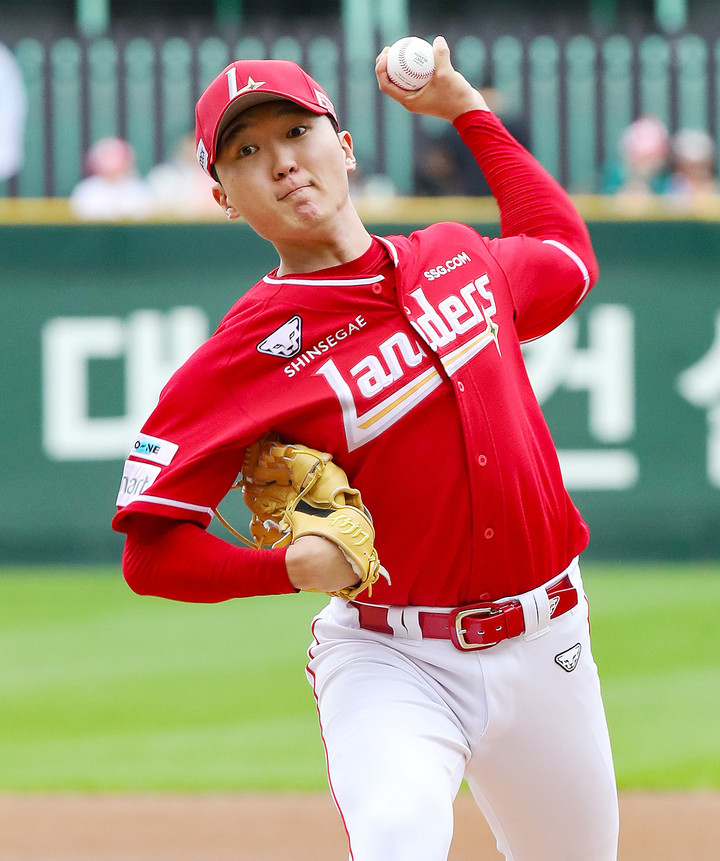 '김성욱 9회말 끝내기 홈런' SSG, 준PO 2차전서 삼성 제압...1승 1패 균형 맞췄다