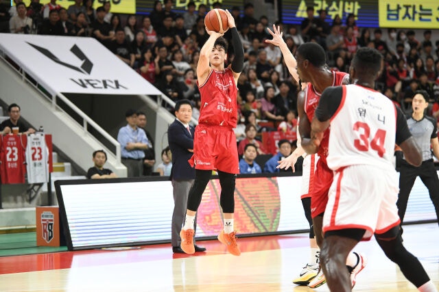 '오브라이언트-변준형 폭격' 정관장, SK 잡고 공동 1위 등극...KCC-DB도 웃었다 [종합]