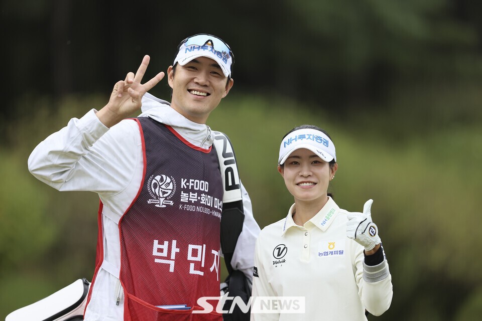 [STN포토]박민지, 캐디 이순석과 함께 포즈