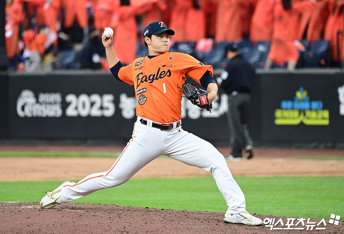 "미친 볼"→"입 벌리고 봤다"→"사사키 로키" 극찬 또 극찬…더그아웃 덮친 '162km' 대전왕자 불펜 임팩트 [PO 현장]