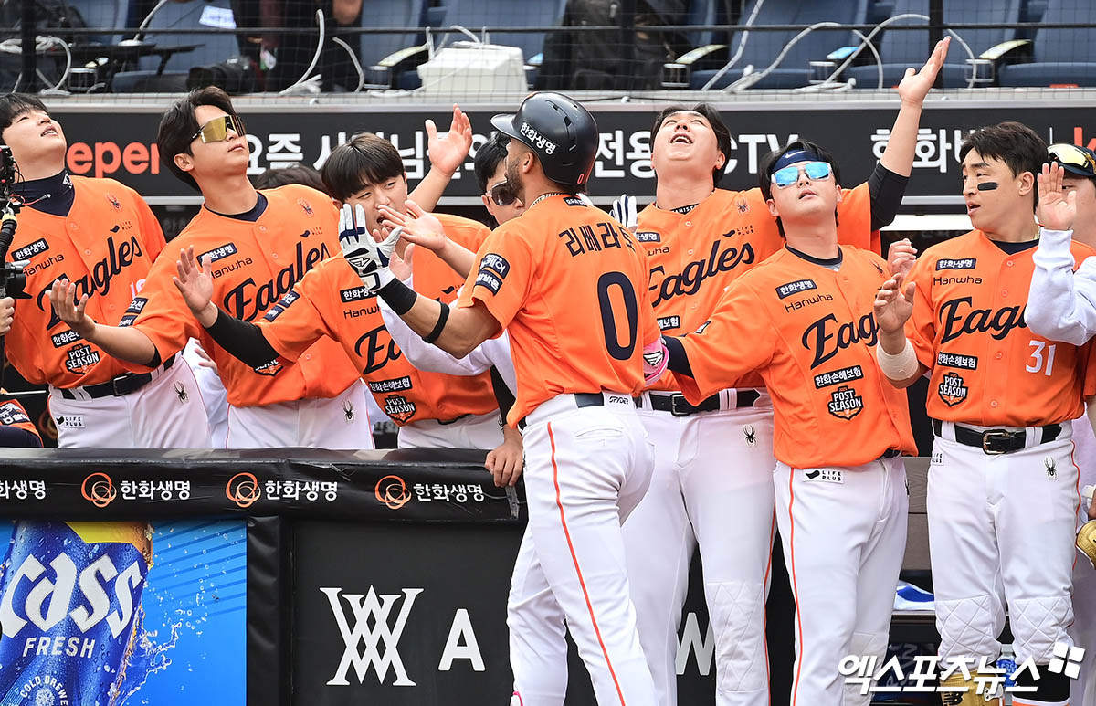 1초 만에 매진된다더니…빈자리? KBO PS에는 없다→가을야구 29연속 매진+누적 관중 17만 돌파 [PO2]