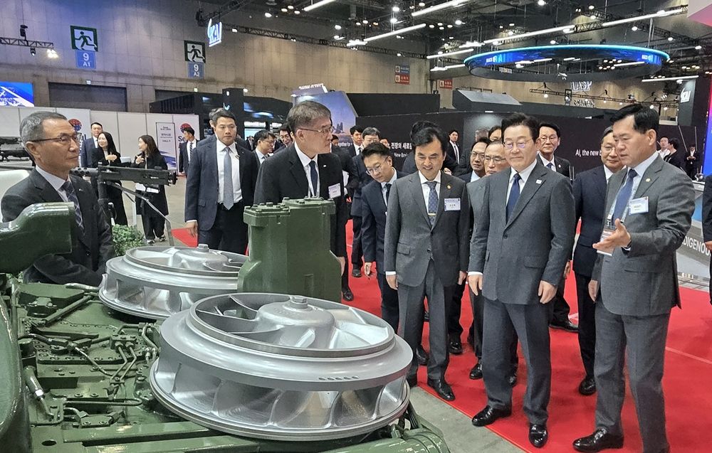 SNT, ADEX 2025서 차세대 전동화·화력체계 공개