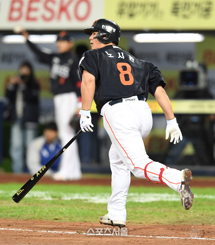 노시환은 방망이로, 문동주는 손으로 ‘대포’를 쐈다…한화, 짜릿한 재역전승 ‘KS까지 1승’ [PO3]