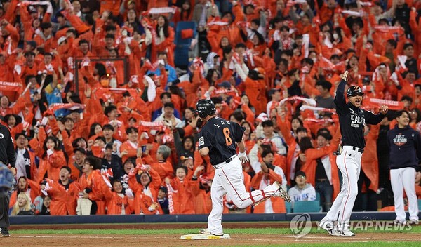 '노시환 재역전 결승 투런포' 한화, 삼성 잡고 KS까지 '1승' 남아[PO3]