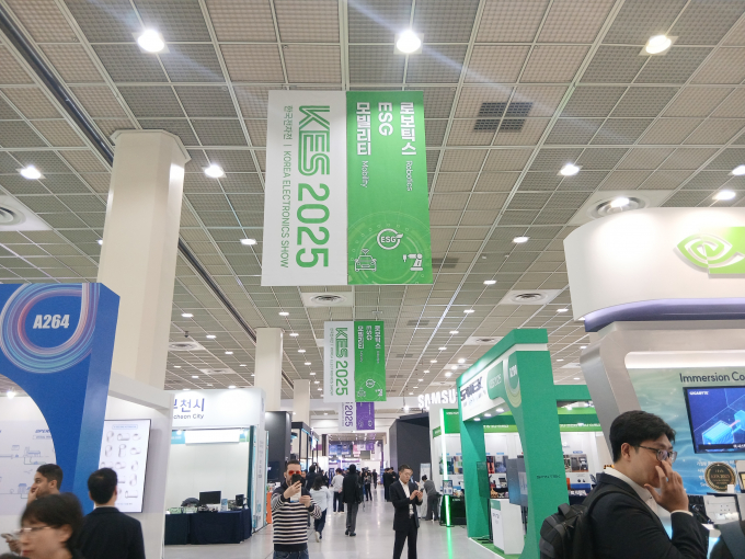 [르포] "AI 기술 보러 왔어요"…KES 2025, 한국 전자 미래 선봬