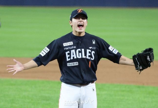 'KKKKKK' 문동주가 다했다! 4이닝 삭제→한화 5-4 승리... 19년 만의 KS까지 '단 1승' 남았다 [PO3 현장리뷰]