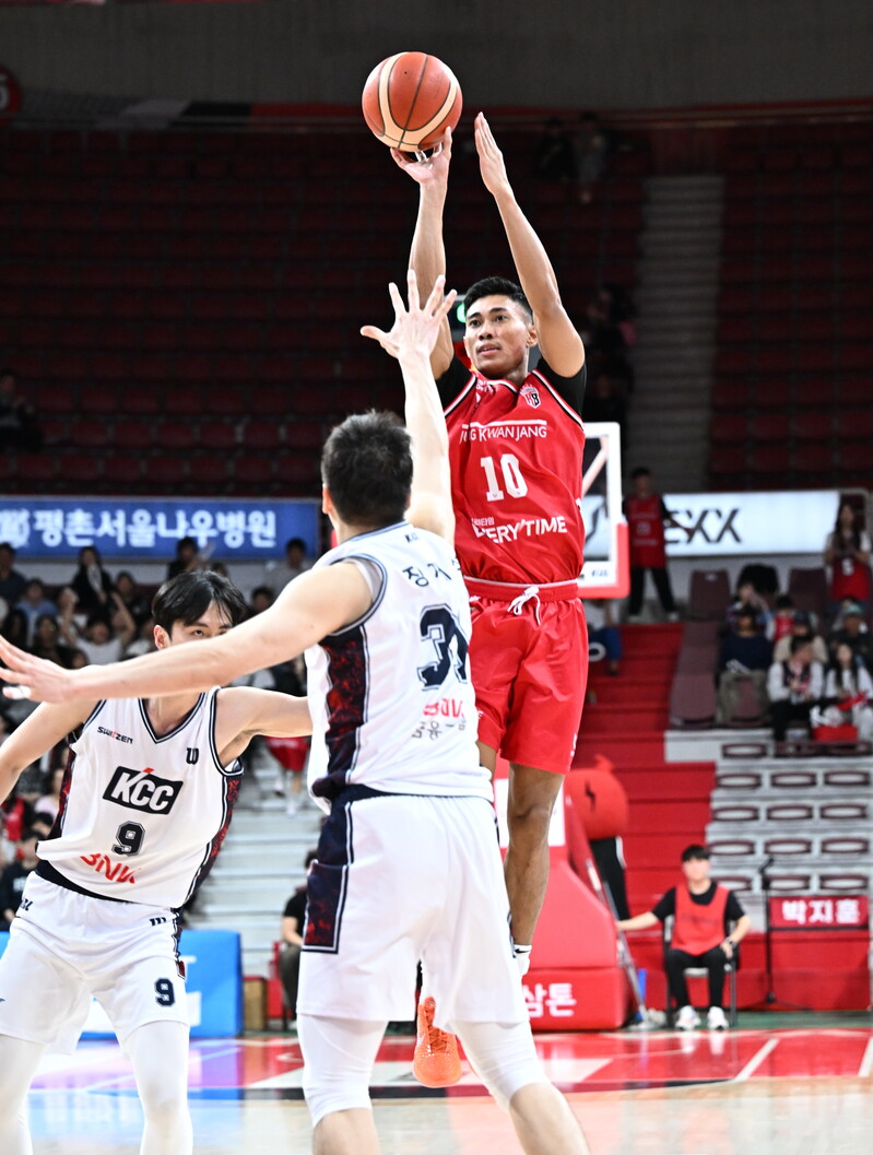 [BK 리뷰] '치열했던 수비전' 정관장, KCC 추격 따돌리고 3연승 성공... 단독 선두 등극