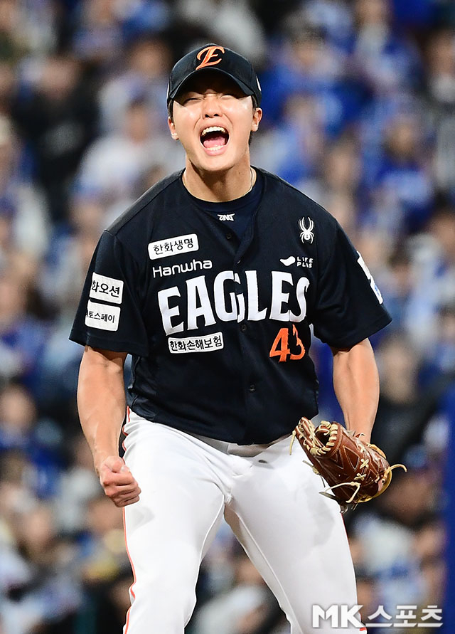 “어리지만 굉장히 담대해”→154km+KKKKK 67구 쾌투…사령탑 믿음에 완벽 부응한 한화 정우주 [MK PO4]