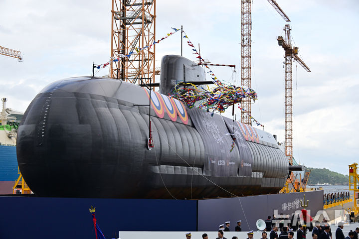 우리 기술로 건조된 3600t급 디젤 잠수함 장영실함 진수 [뉴시스Pic]