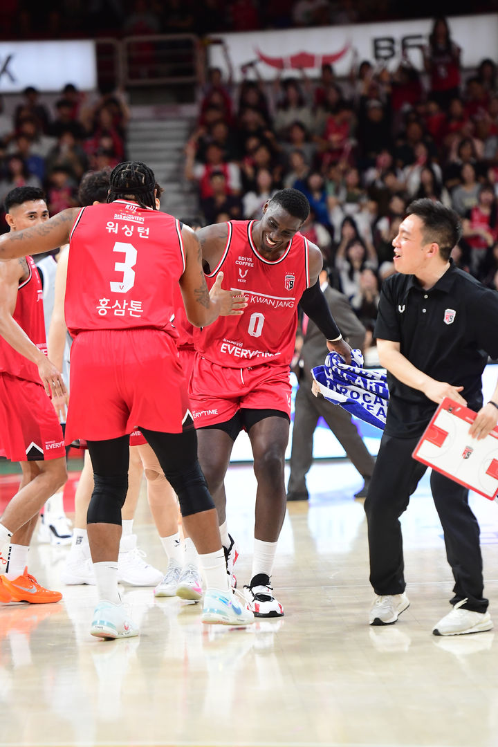 프로농구 정관장, KCC 제압…3연승으로 단독 1위 등극