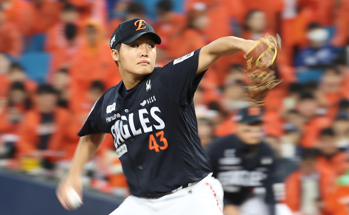 신인 정우주, PS 첫 선발 등판해 3.1이닝 5K 무실점 ‘호투’[PO4]