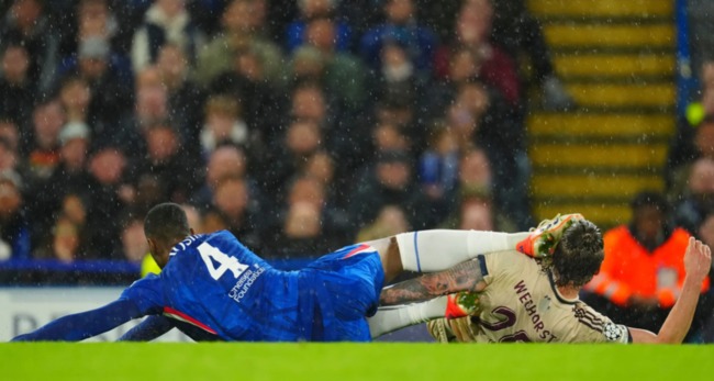 [UCL ISSUE] 피가 철철, 이마가 찢어졌다→PK 허용까지...맨유 출신 FW 수난 시대