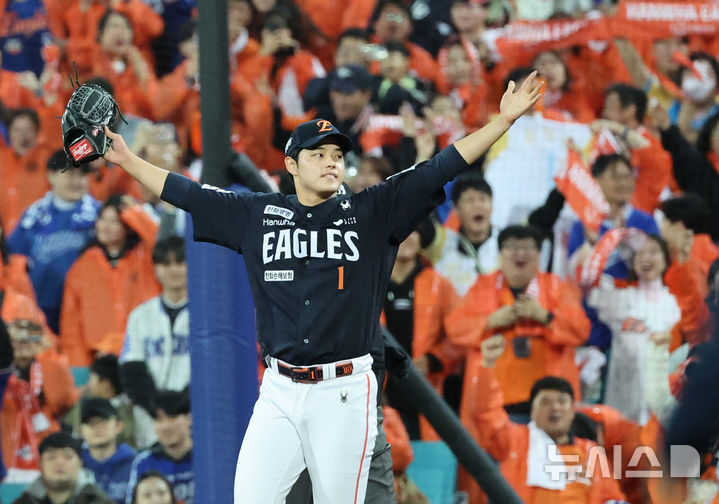 'PO MVP' 한화 문동주 "사인 잘 내준 최재훈 선배가 진짜 MVP"[PO]