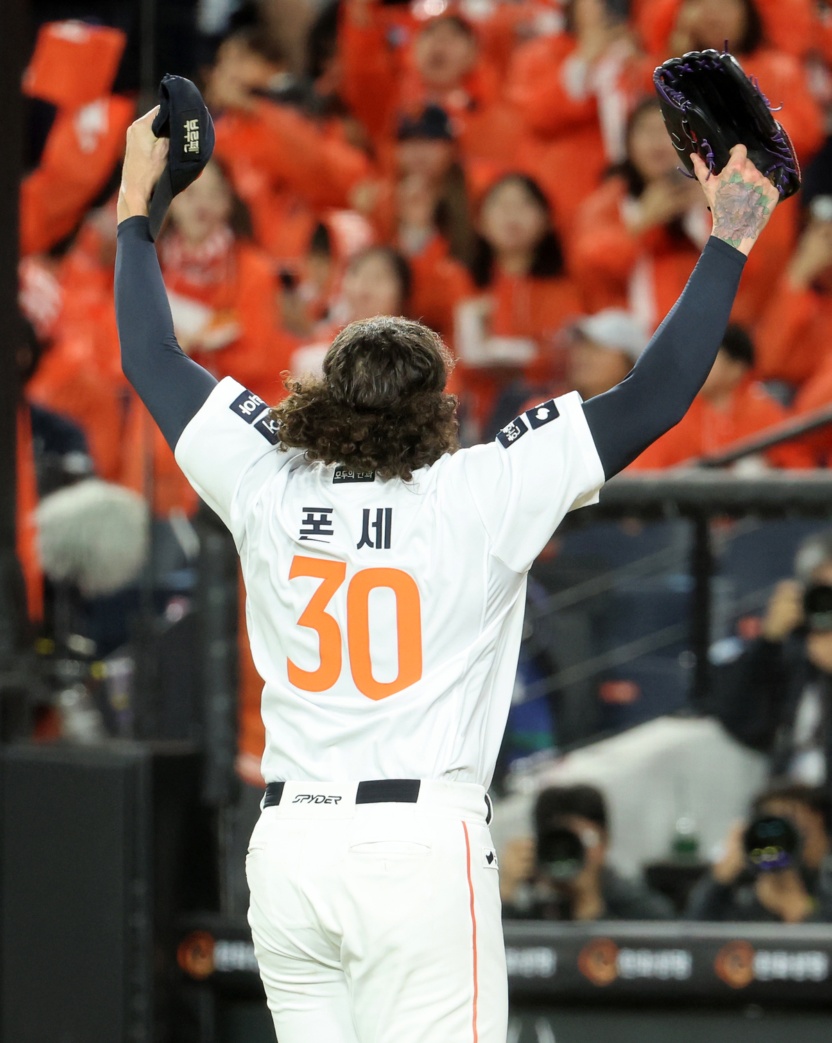 한화, 삼성 꺾고 19년 만에 한국시리즈 진출···LG 잡으러 간다[PO5]