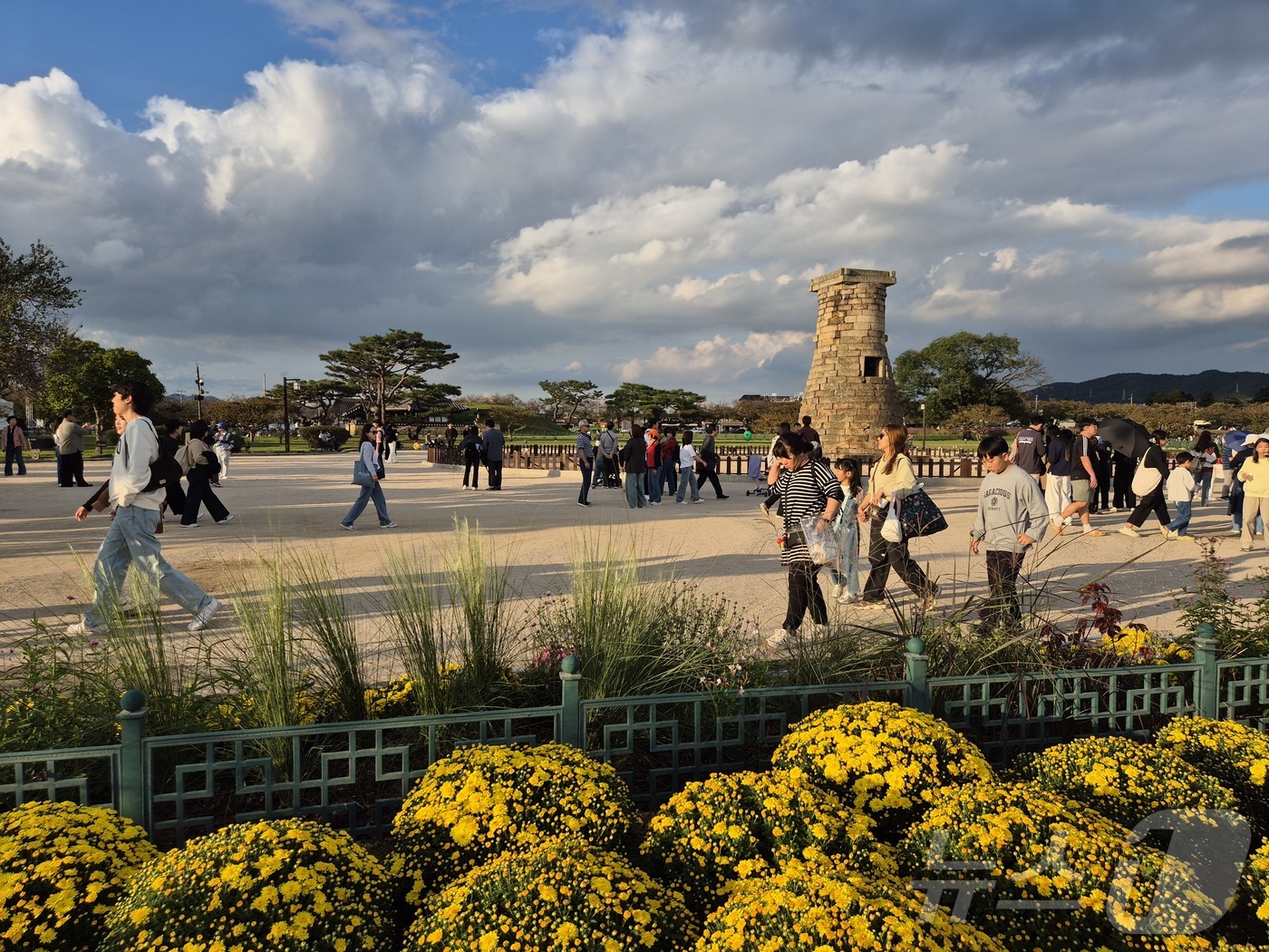 APEC 맞은 경주 첨성대…'별을 삼킨 돌탑, 예술이 되다'