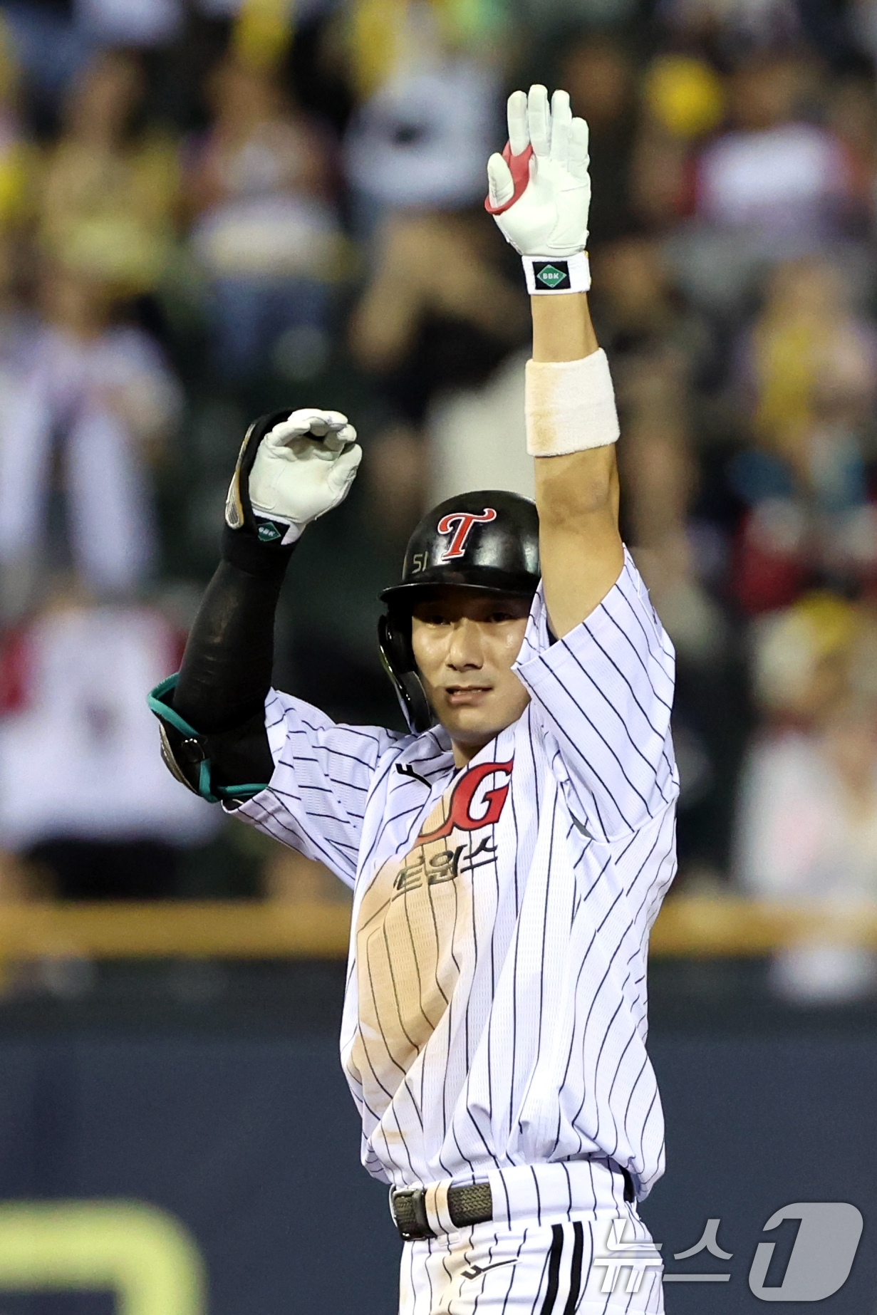 문동주 만나는 LG 신민재의 너스레 "피칭머신 160㎞ 공도 쳤다"[KS1]