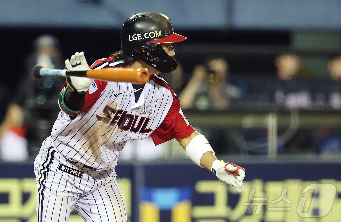 문동주 만나는 LG 신민재의 너스레 "피칭머신 160㎞ 공도 쳤다"[KS1]