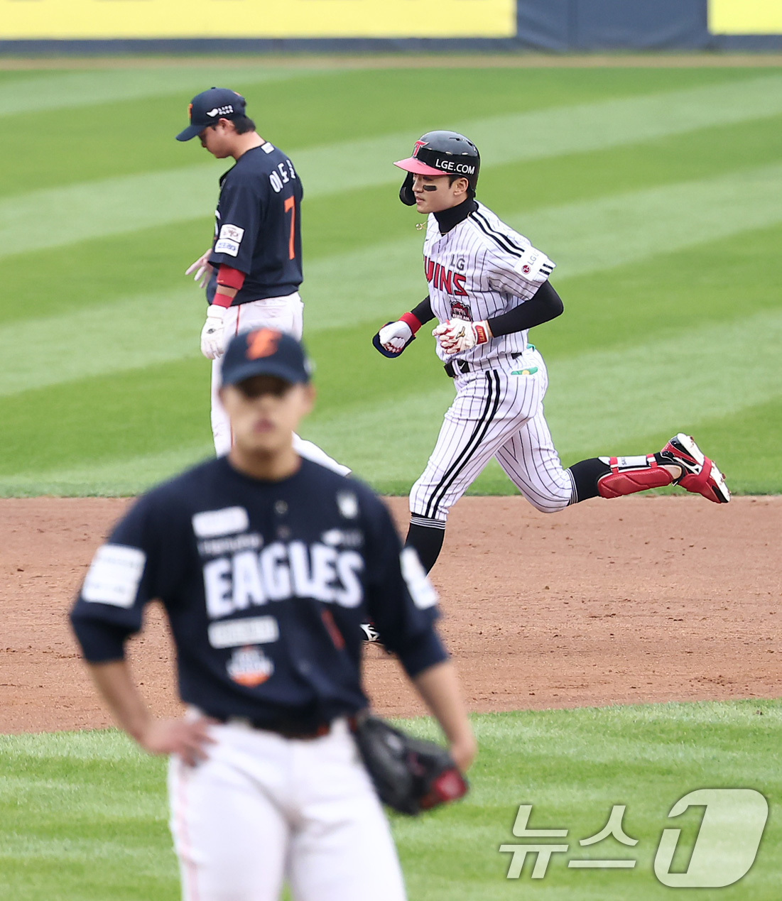 한화 문동주, 또 LG 못 넘었다…4⅓이닝 4실점 강판[KS1]