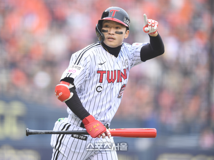 ‘구단주 앞에서’ LG, 한화 8-2 완파 ‘우승 확률 73.2%’ 잡았다…한화, ‘PO MVP’ 문동주 내고 패배 [KS1]