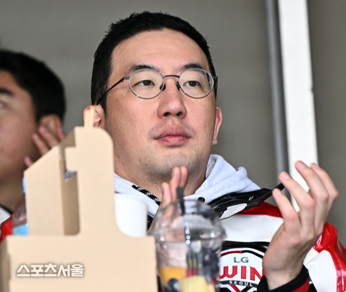 ‘구단주 앞에서’ LG, 한화 8-2 완파 ‘우승 확률 73.2%’ 잡았다…한화, ‘PO MVP’ 문동주 내고 패배 [KS1]