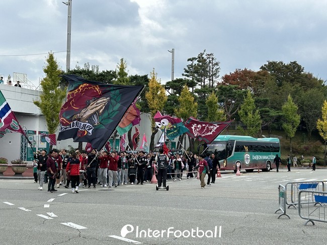 [K리그1 현장메모] "꿈을 이뤄줄 5경기"...첫 파이널A→최초 ACLE행 도전, 대전 팬들 버스맞이 나서