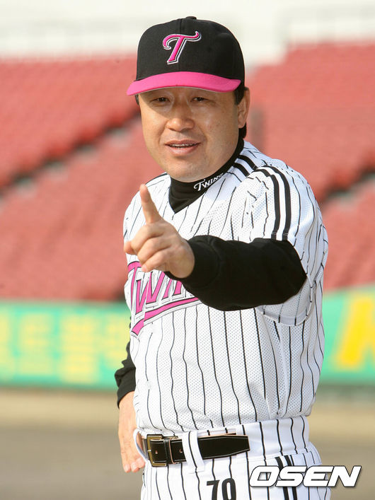 LG-한화 KS 1차전, 1990년 LG 우승 이끈 김재박 前감독 시구…애국가 이창섭