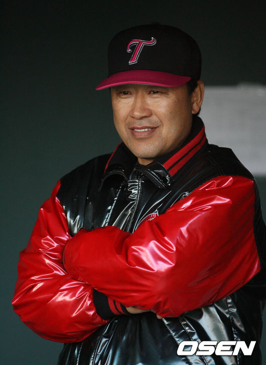 LG-한화 KS 1차전, 1990년 LG 우승 이끈 김재박 前감독 시구…애국가 이창섭