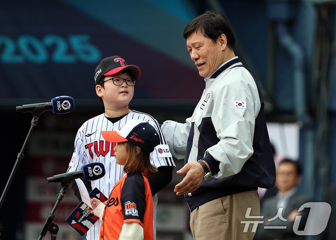 '빵값 548만원·해외출장 1박 140만원…허구연 KBO 총재 씀씀이 논란