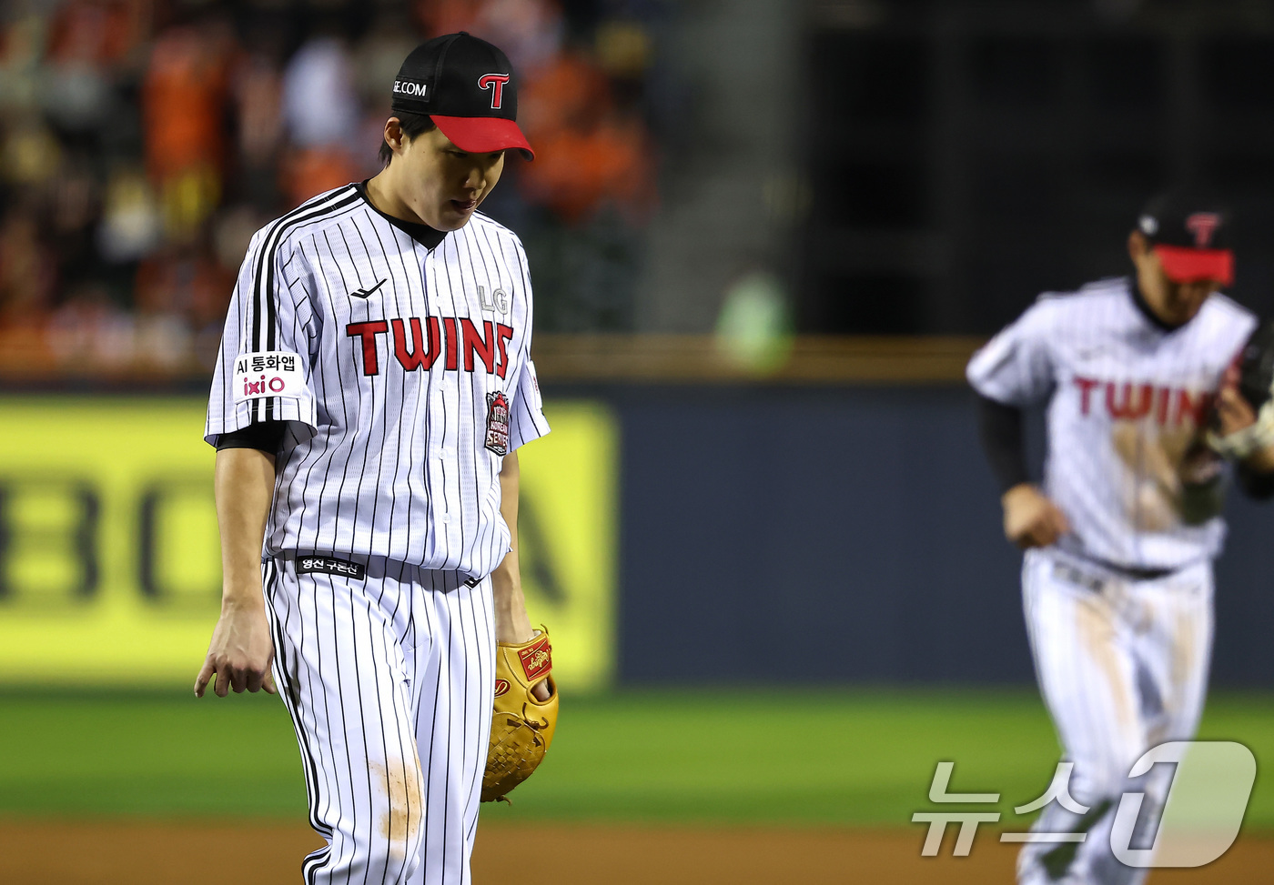 이틀 앞당겨 출격 LG 임찬규, 3⅓이닝 2피홈런 5실점 강판[KS2]